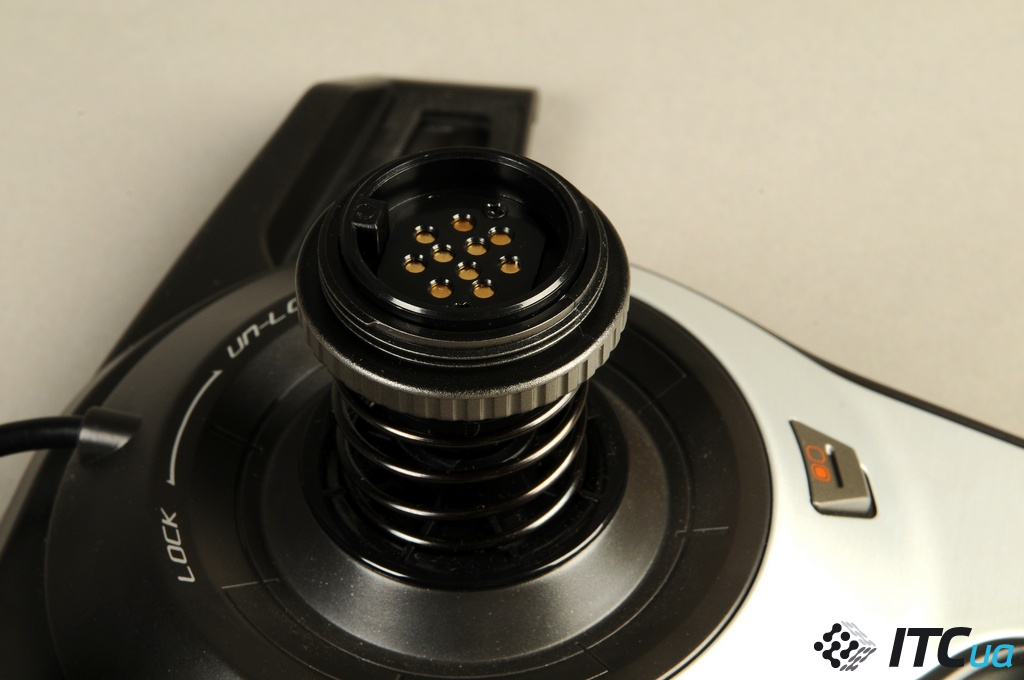 Cyborg F.L.Y. 5 Flight Stick – джойстик-трансформер для sci-fi симуляторов