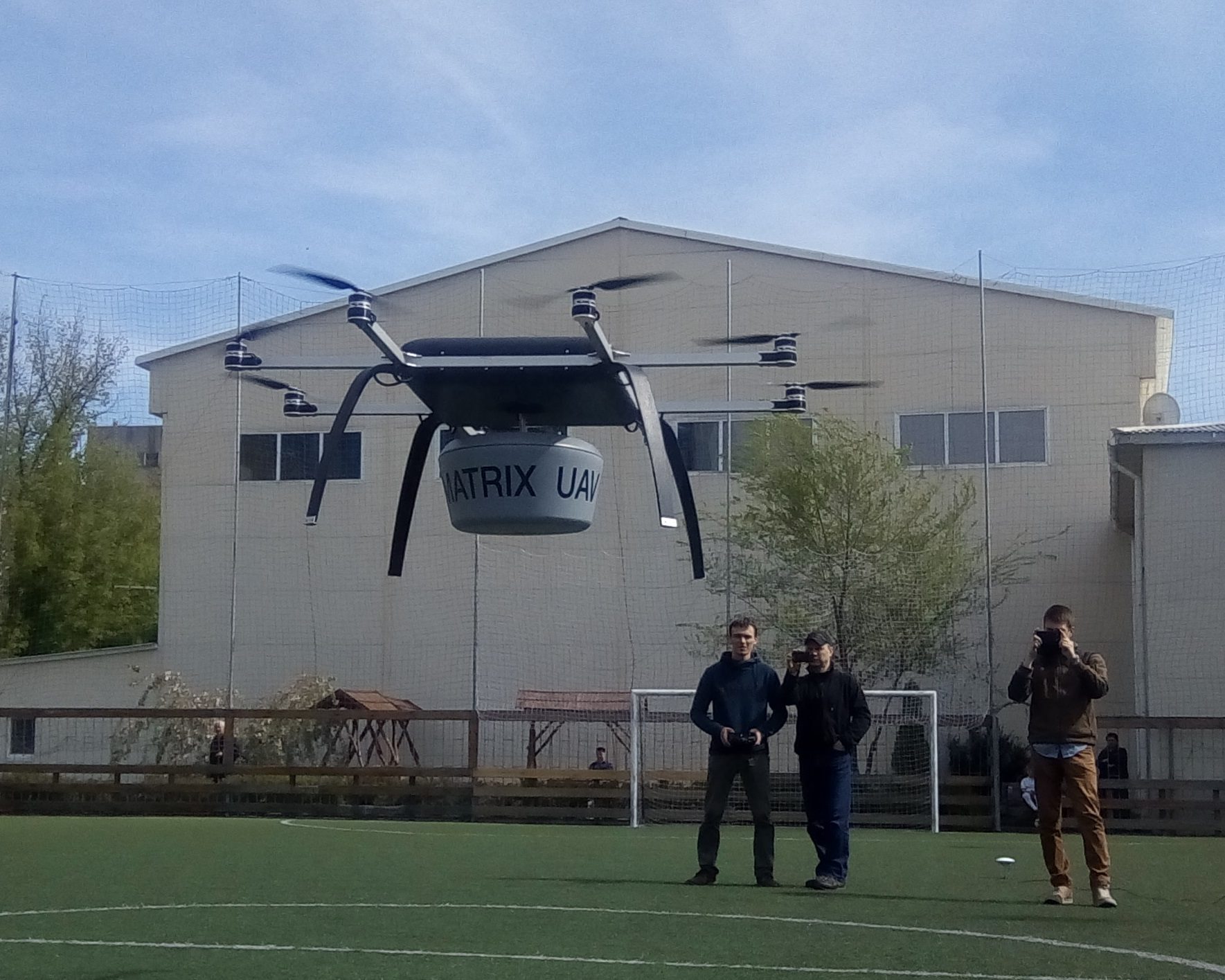 Украинские разработчики из Matrix-UAV испытали тяжелый "привязной ...
