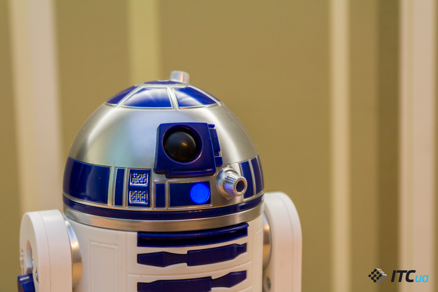 Обзор игрушечного дроида Sphero R2-D2