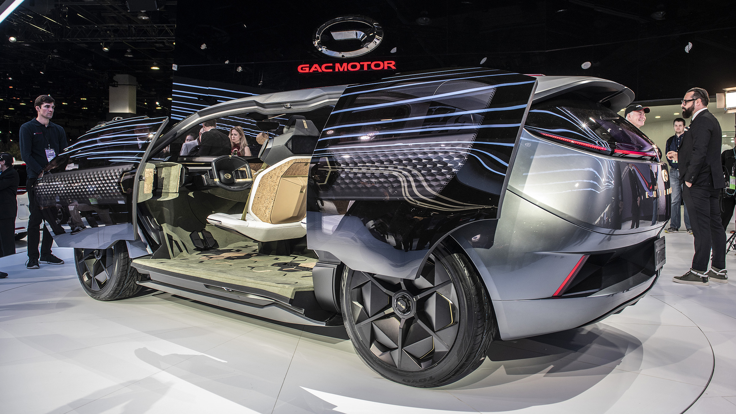 Китайцы привезли в Детройт концепт семиместного электрокроссовера GAC ...