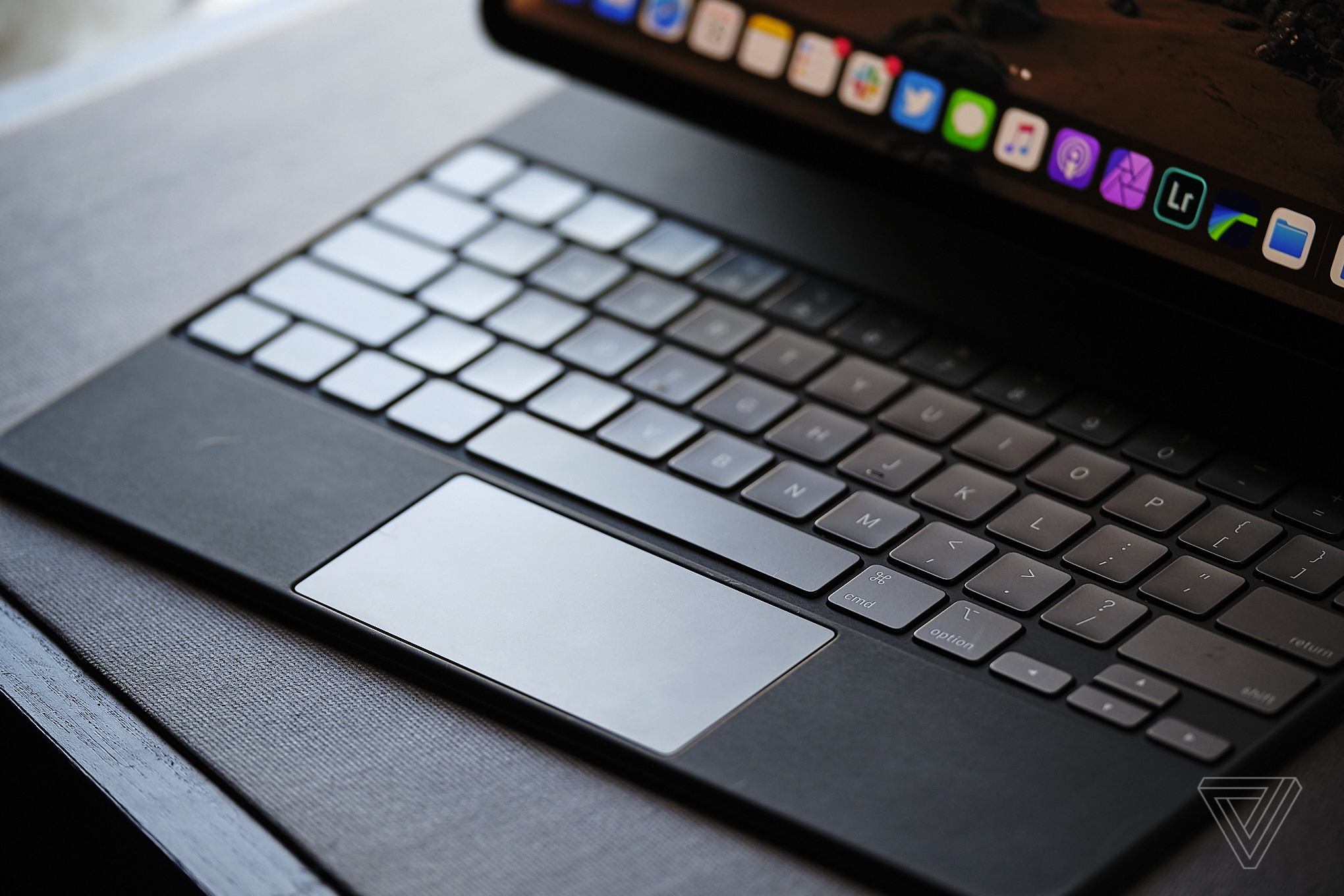 Новый 12,9-дюймовый iPad Pro вместе с клавиатурой Magic Keyboard весит ...