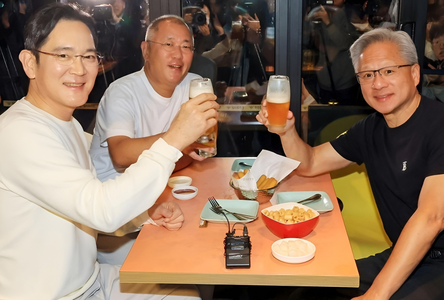 Конец недели: CEO NVIDIA Дженсен Хуанг расслабился с коллегами из ...