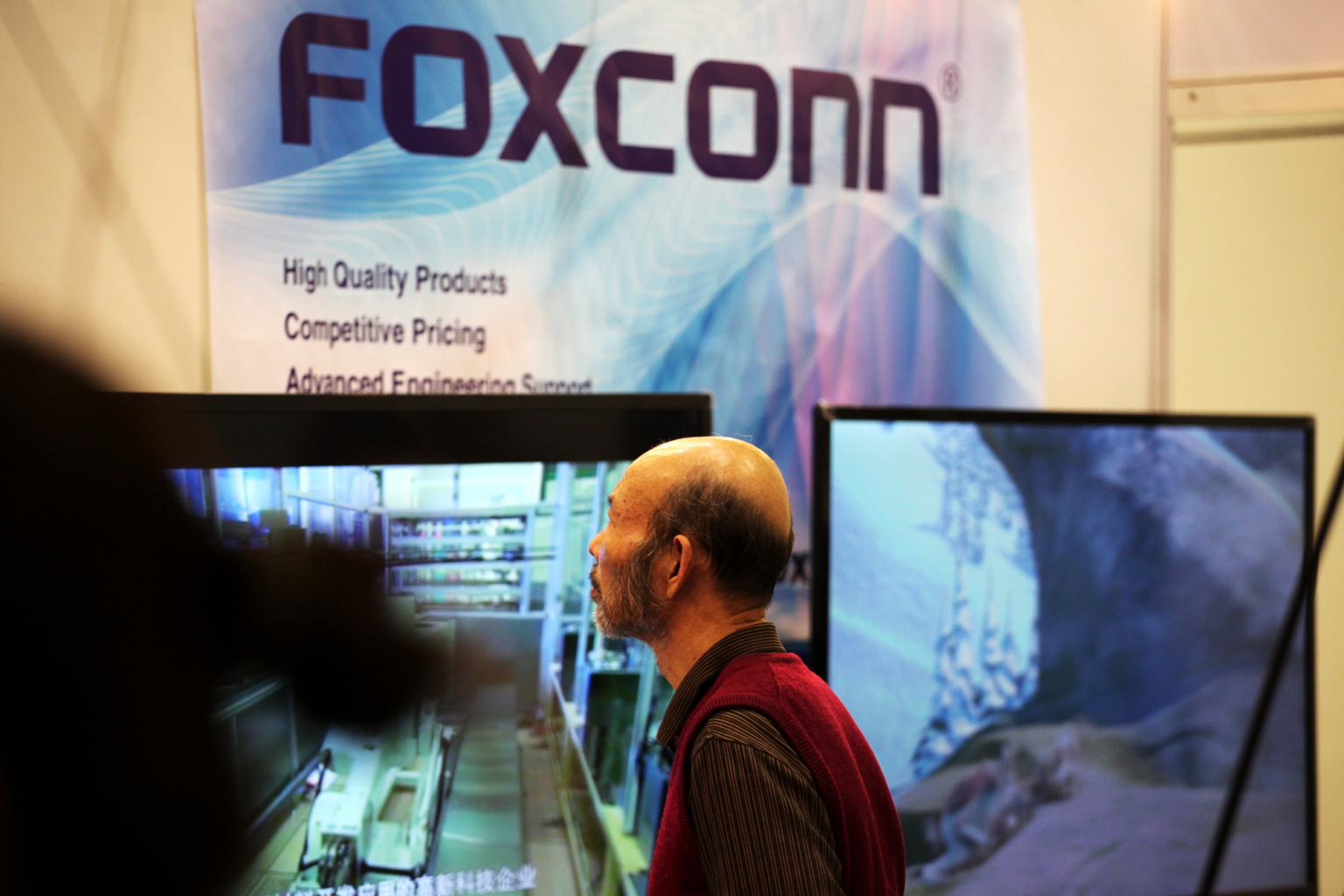 Готуйтесь до витоків: хакери вкрали у Foxconn 8 ТБ проєктної ...
